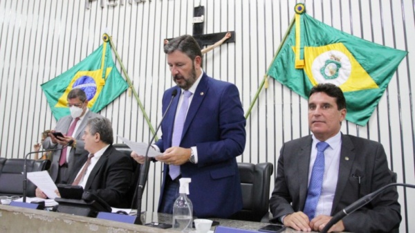 Ceará cria lei que estabelece o piso salarial dos advogados - Elias Lacerda