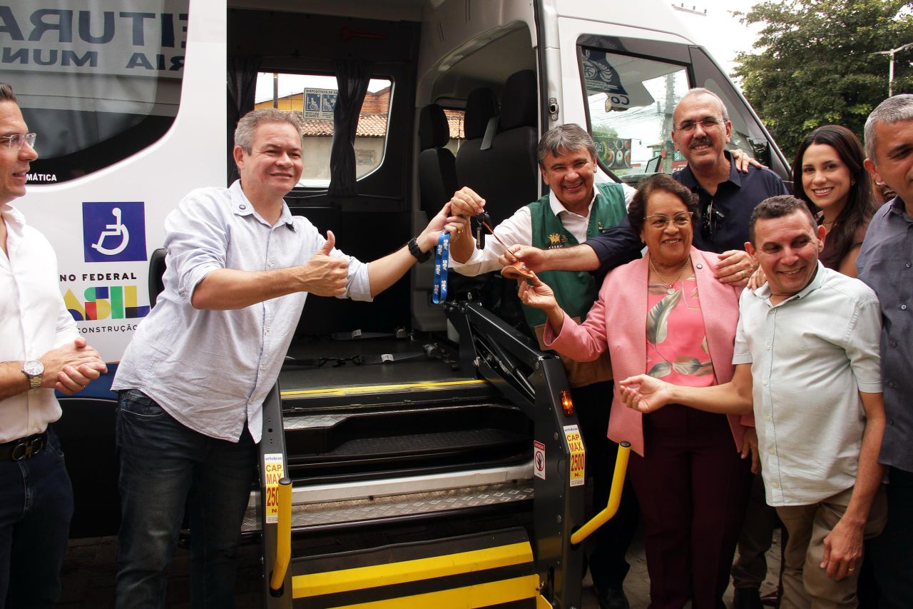 Ministro Wellington Dias entrega van à SEMDES e reforça estrutura da ...